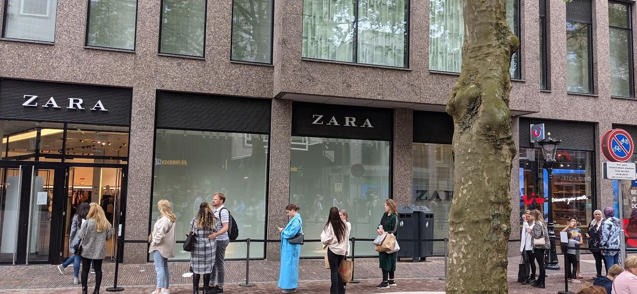Bij ZARA in Utrecht (Godebaldkwartier) betaal je met creditcards van ...