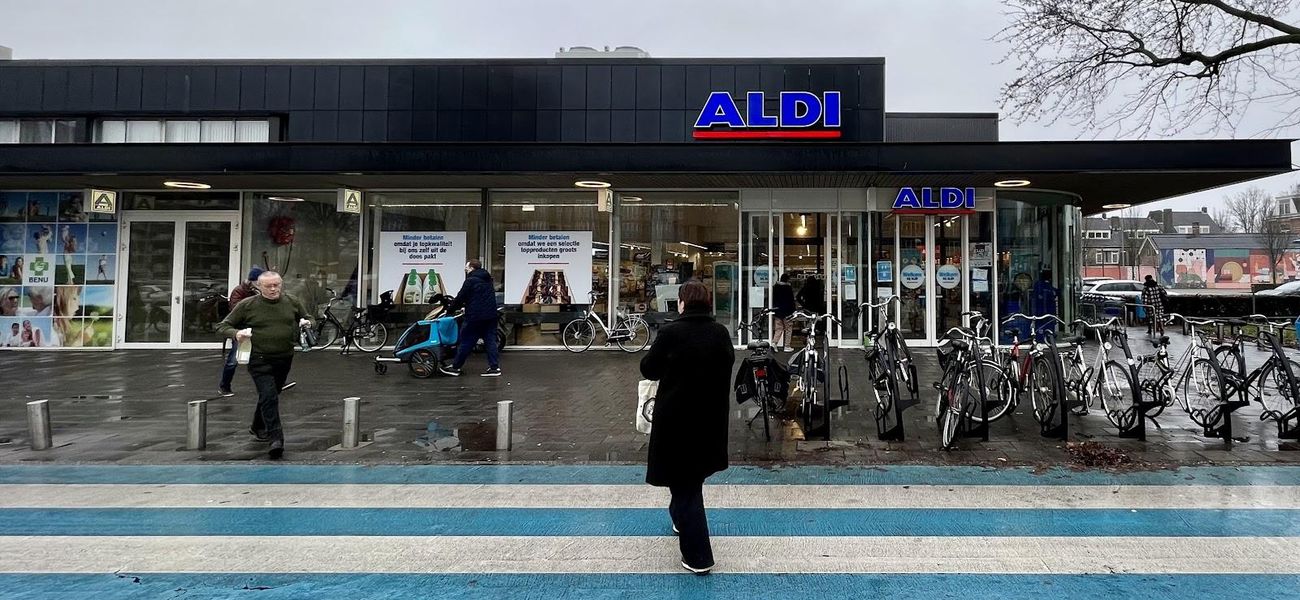 Bij ALDI in Tilburg (Jan Heijnsstr.) betaal je met creditcards van American Express, Mastercard ...