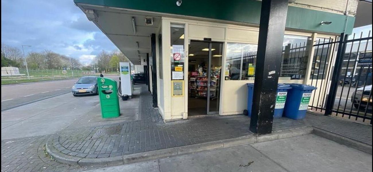 Bij BP Noord in Amsterdam betaal je met creditcards van American ...