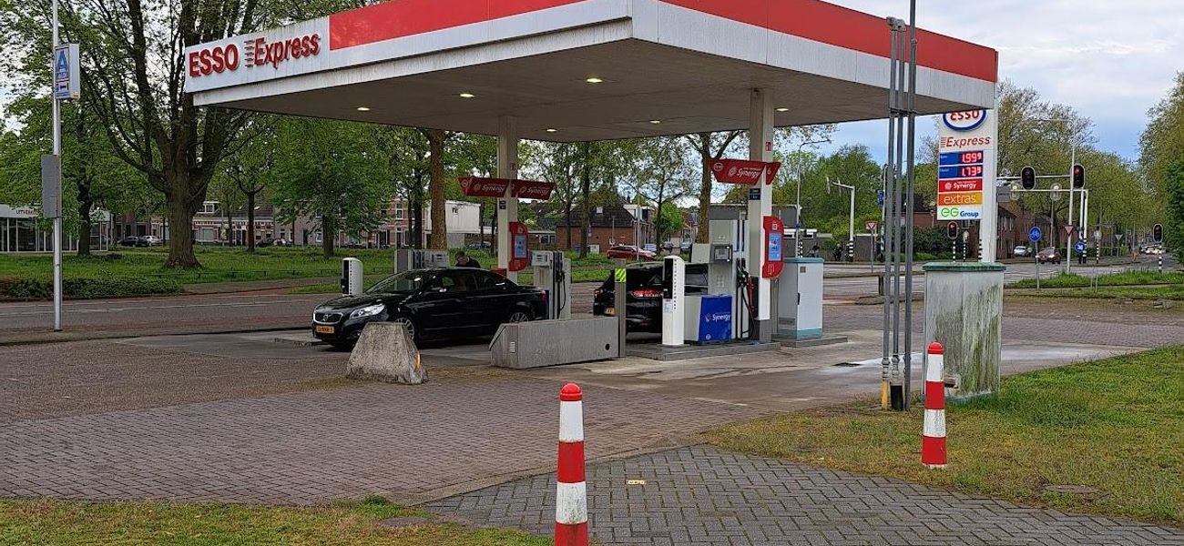 Bij Esso Express in Zwolle betaal je met creditcards van American ...