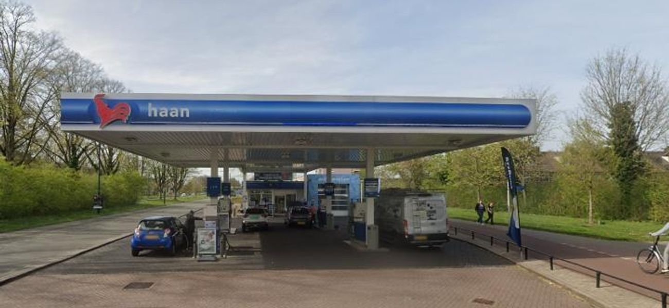 Bij haan tankstation Eindhoven-Noord betaal je met creditcards van ...