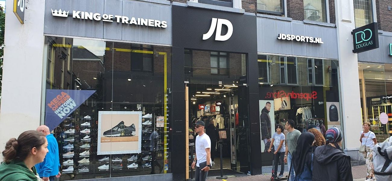 Bij JD Sports in Arnhem betaal je met creditcards van American Express ...