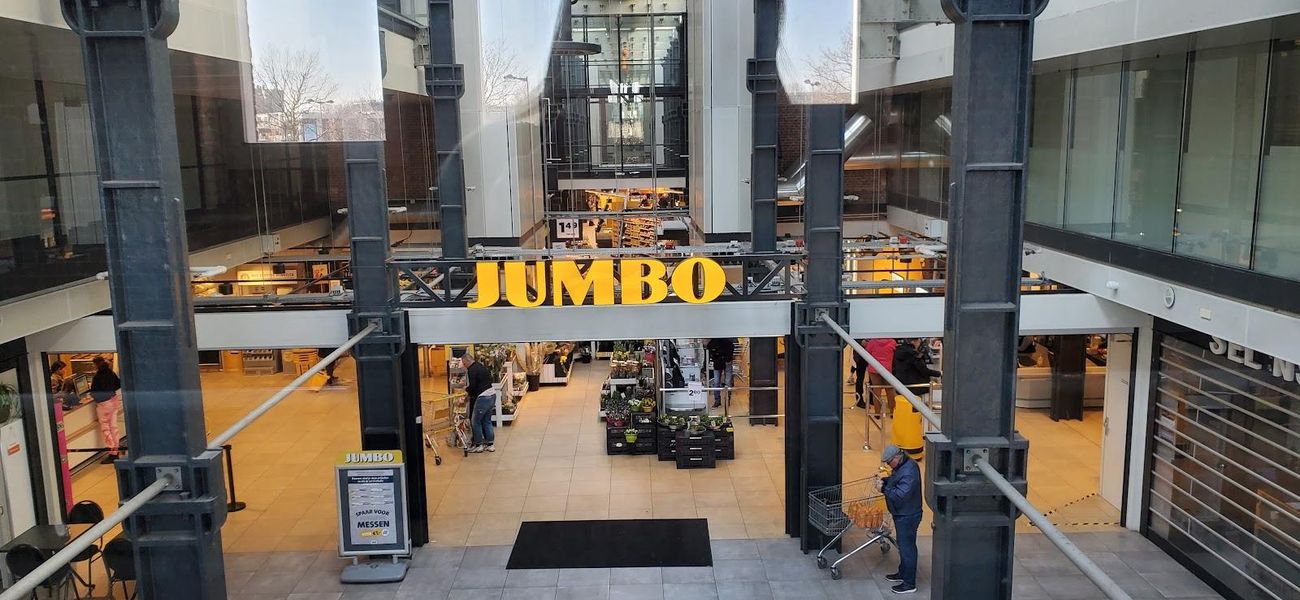 Bij Jumbo in Rotterdam (Vijf Werelddelen) betaal je met creditcards van ...