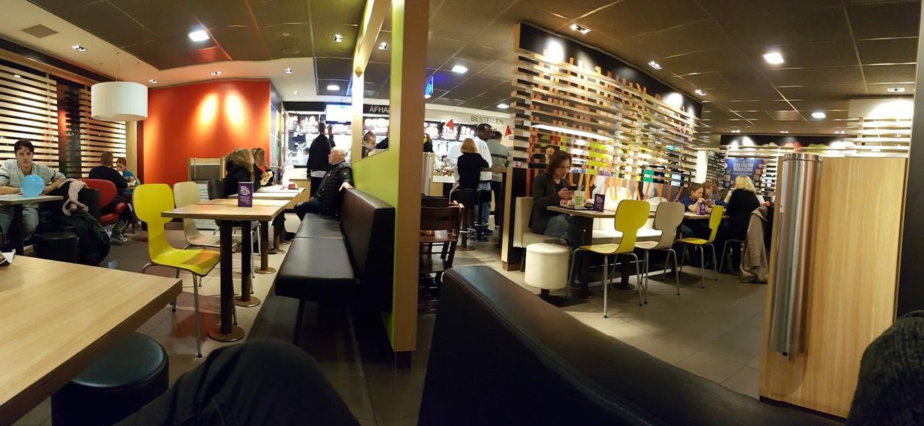 Bij McDonald's Arnhem Pleijroute betaal je met creditcards van American ...