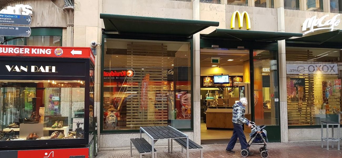 Bij McDonald's Arnhem Rijnstraat betaal je met creditcards van American ...