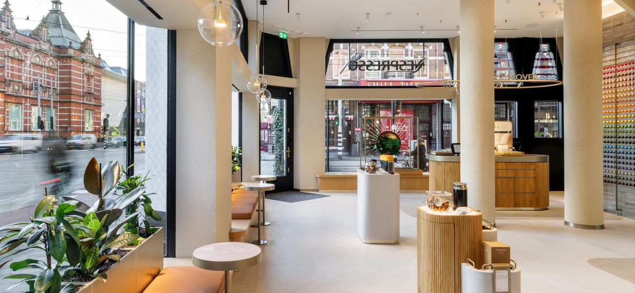 Bij Nespresso Boutique in Amsterdam (Van Baerlestr.) betaal je met ...