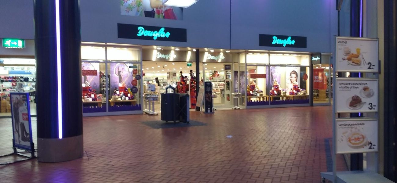 Bij Parfumerie Douglas in Utrecht (Roelantdreef) betaal je met ...