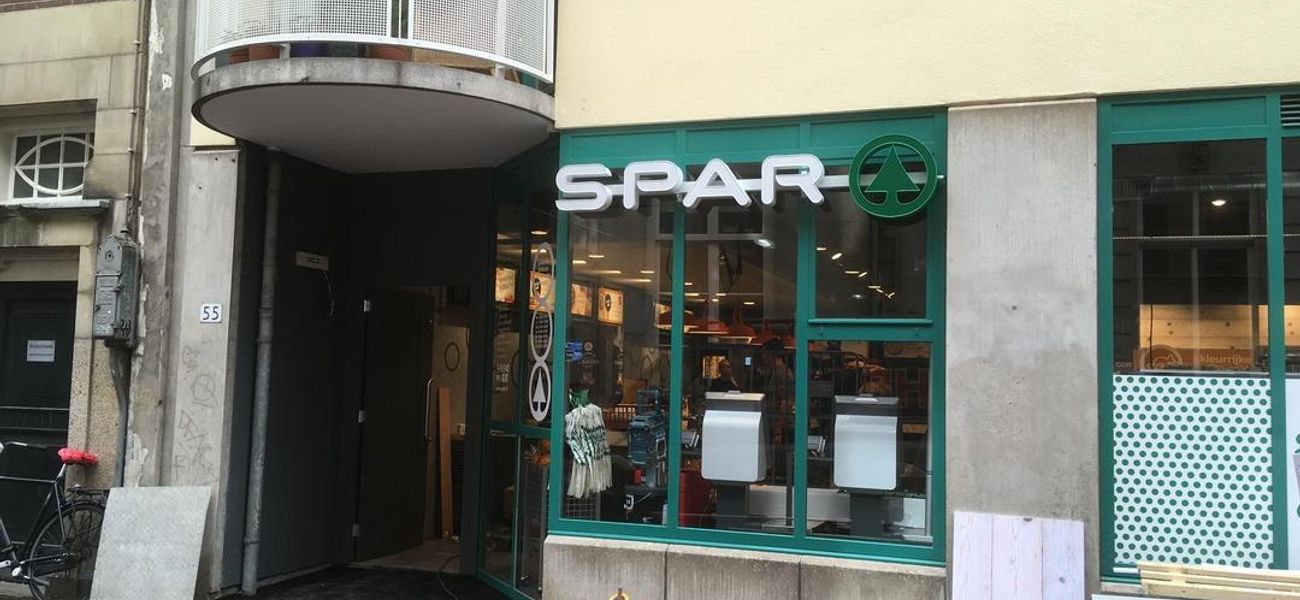 Bij SPAR city A'dam N. Doelenstraat in Amsterdam betaal je met ...