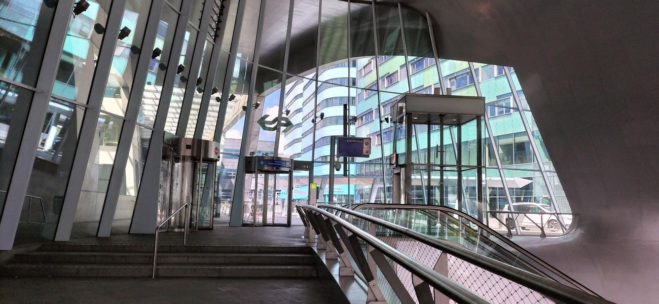 Bij Station Arnhem Centraal betaal je met creditcards van American ...