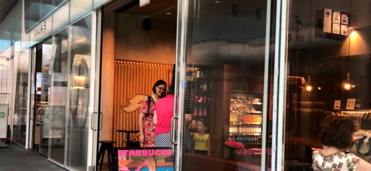 Bij Starbucks in Arnhem betaal je met creditcards van American Express ...