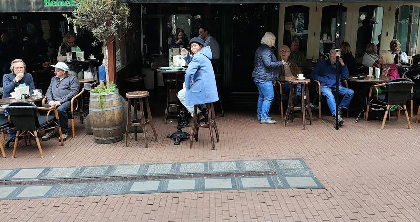 Bij Café Samson in Nijmegen betaal je met creditcards van American ...